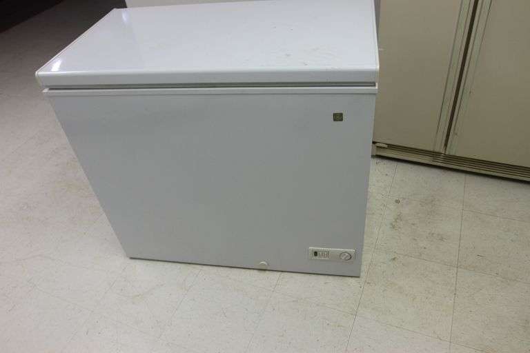 General Electric Chest freezer Model FCM7SUHWW measuring 37”W x 21”D x ...