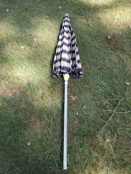Plantation patterns outdoor patio umbrella. - Bid-Assets Online Auctions