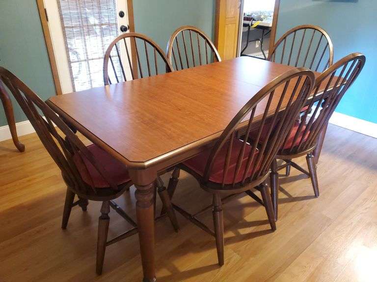Cherry finish dining table with six matching Windsor back spoke chairs ...