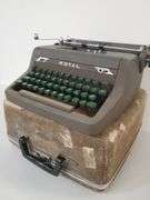 Royal Quiet De Luxe Typewriter with Case - Bid-Assets Online Auctions