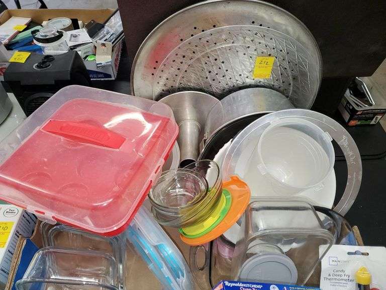 Glass Pyrex pans, glass containers with locking lids, cupcake holder ...