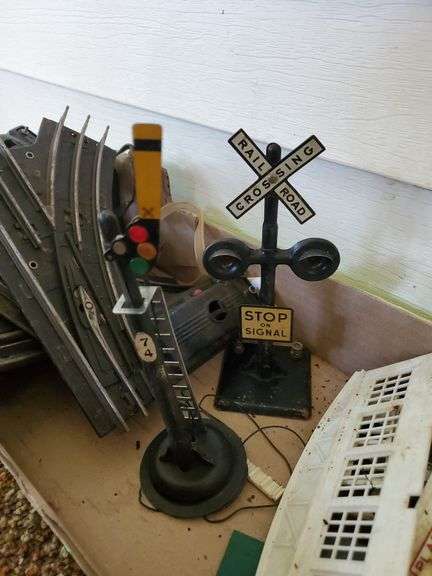 Assorted Lionel train accessories including railroad crossing light ...