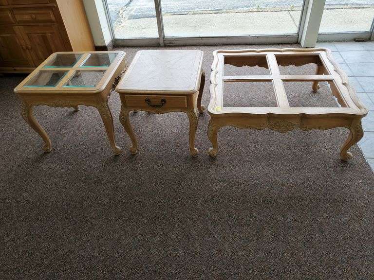 Hekman (4) beveled glass panel accent table measures 26 in square ...