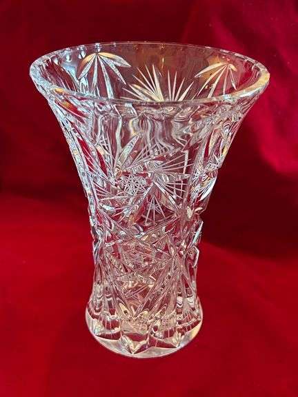 Crystal Vase with pinwheel pattern. - Bartlett Auctions Inc.