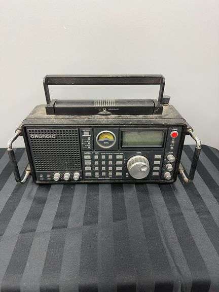 Grundig Satellit 750 Radio - Bartlett Auctions Inc.