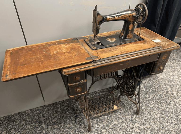 Vintage Singer Sewing Machine with Table and Extension - Bartlett ...
