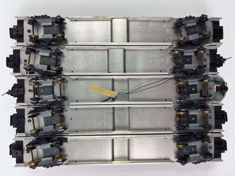 HO LOT 7 Train Cars Passenger Dummy Engines - Bartkus Auctioneers