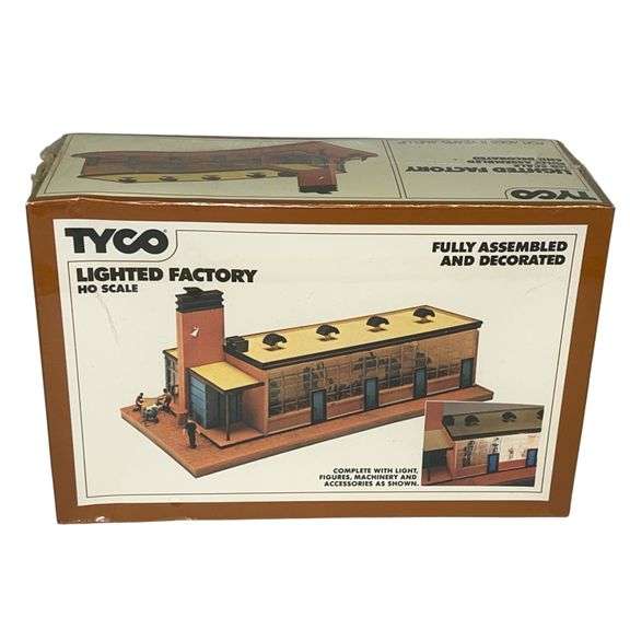 HO TYCO New Lighted Factory #940 Sealed Scenery - Bartkus Auctioneers