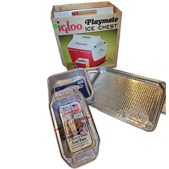 IGLOO Playmates Cooler Vintage + Aluminum Trays BBQ - Bartkus Auctioneers