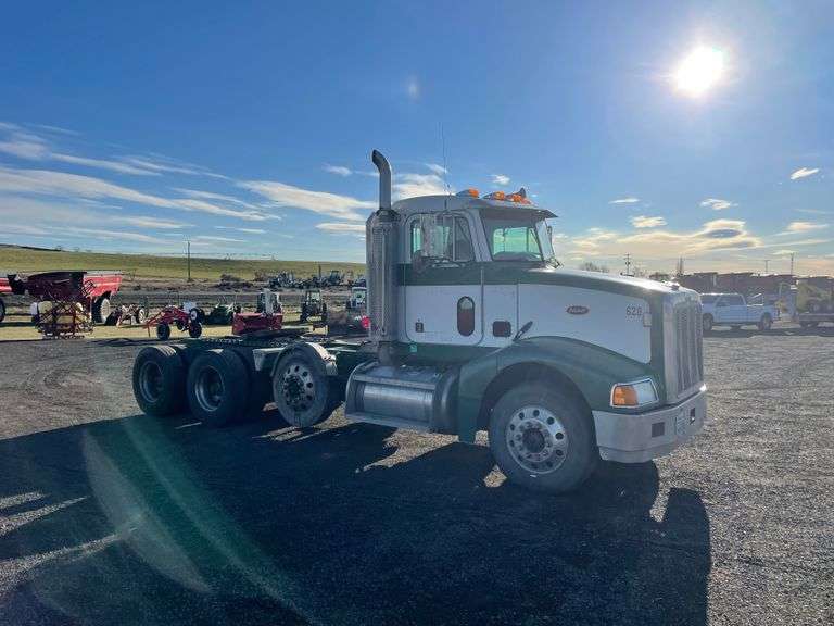 2002 Peterbilt 385 Tractor Truck - Booker Auction Company