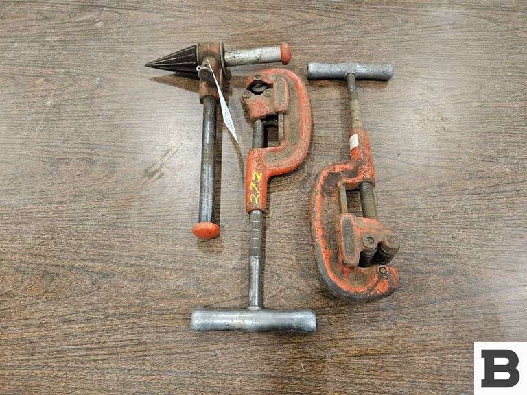 (2) Rigid Pipe Cutters, Pipe Reamer - Booker Auction Company