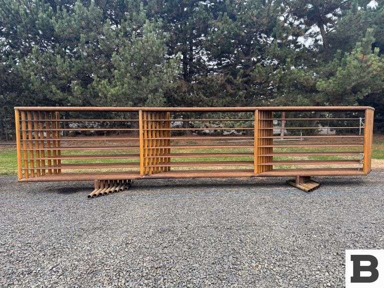 24' Free Standing Panels - Booker Auction Company
