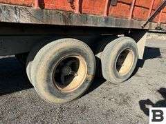 1975 Ford 800 Flatbed Truck - Booker Auction Company