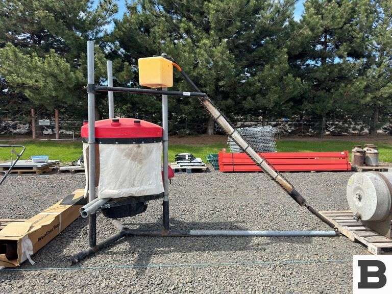 Easy Way Cattle Rub/ Oiler w/ Salt Tub - Booker Auction Company