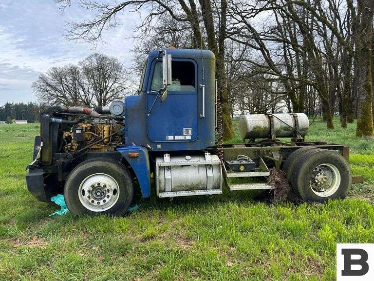 1992 Freightliner FLD120 Truck - Caution- Olympia, WA - Booker Auction Company
