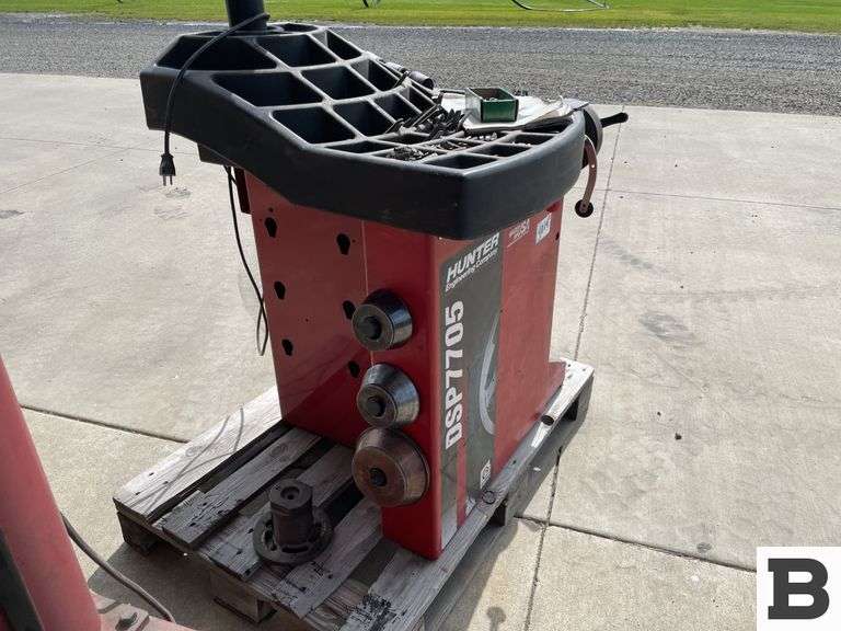 Hunter Engineering Company DSP7705 Wheel Balancer - Booker Auction Company