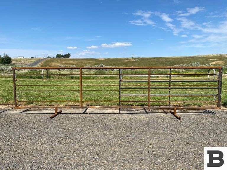 24' Free Standing Panel w/ 12' Gate - Booker Auction Company