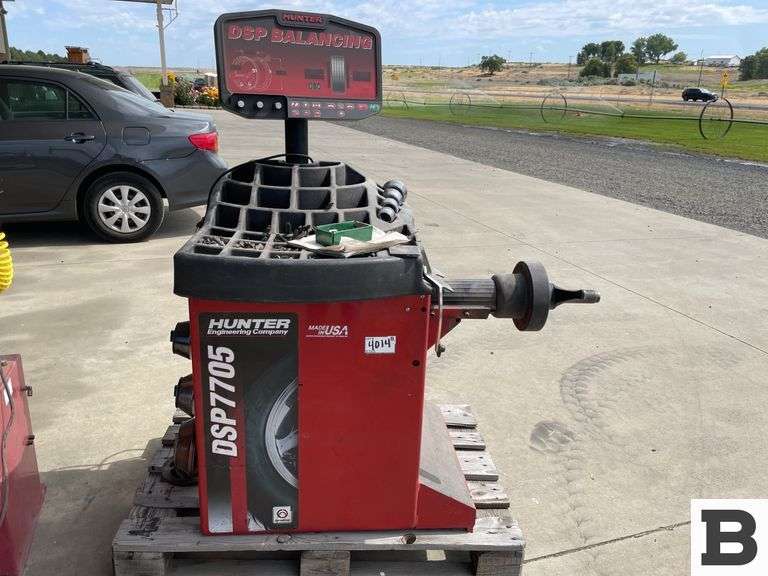 Hunter Engineering Company DSP7705 Wheel Balancer - Booker Auction Company