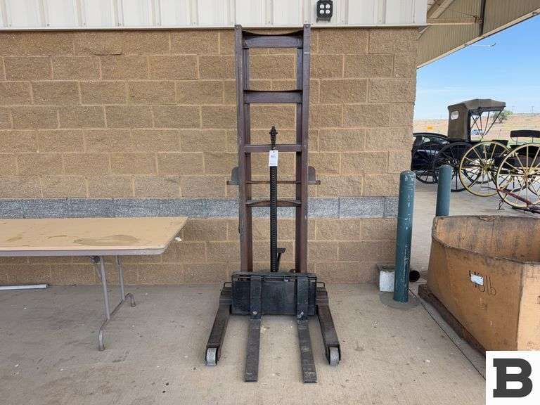 Big Joe Lift - Booker Auction Company