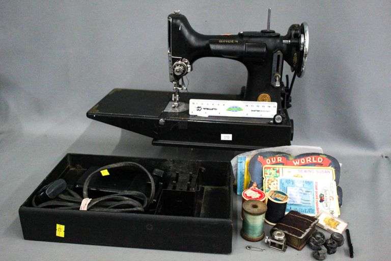 Vintage Singer sewing machine, catalog 3-110, 14.5"x10", belt needs ...