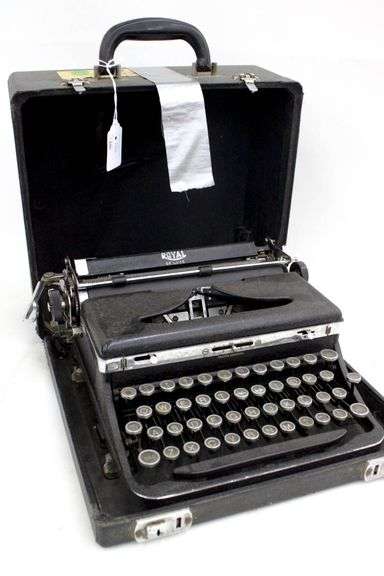 Vintage Royal Deluxe portable typewriter with case - Bunting Online ...