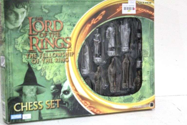 Lord of the Rings The Fellowship of the Ring Chess Set in original box ...