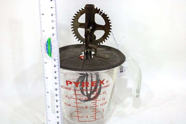 Vintage Pyrex Measuring Cup with Metal Hand Mixer / Egg Beater (Top ...