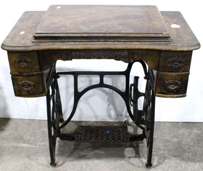 Vintage Paragon 1084609P Treadle Sewing Machine in Cast Metal Base Wood ...