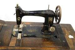Vintage Paragon 1084609P Treadle Sewing Machine in Cast Metal Base Wood ...