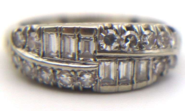 14 KT white Gold Diamond Ring. Double row of Diamonds round and ...
