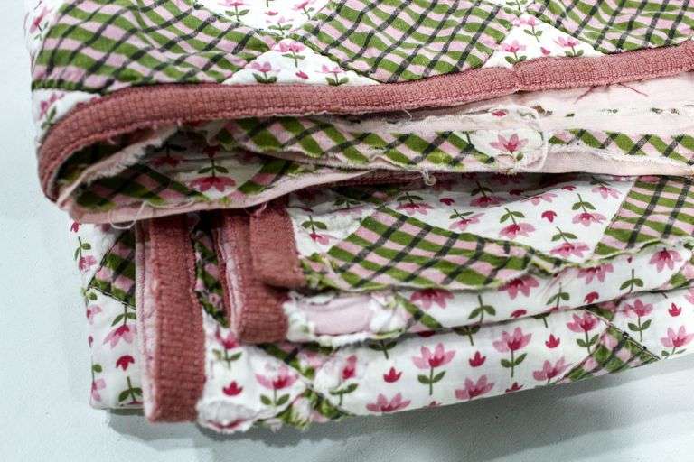 Vintage Pink Tulip & Green Checkered Quilt. 76x88 - Bunting Online Auctions