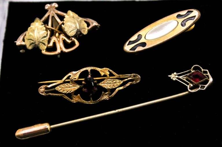 Four Art Deco Pins / Clips. - Bunting Online Auctions