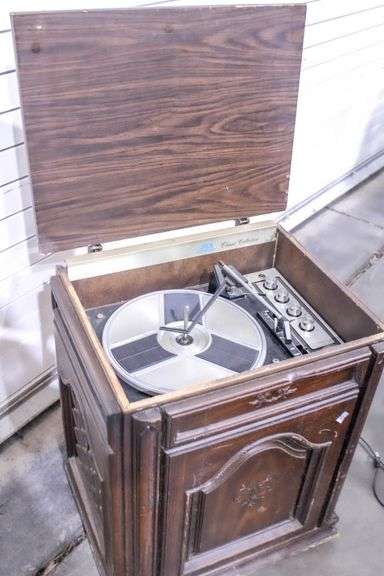 Soundesign Classic Collection Turntable - and - Vintage Record Albums ...