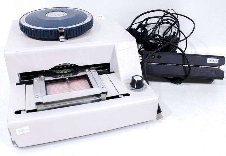 Wonder Embossing Machine. (16CEB001-CH66CRD-07) - Bunting Online Auctions