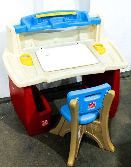 Step 2 Art Master Kids Desk and Chair - Bunting Online Auctions