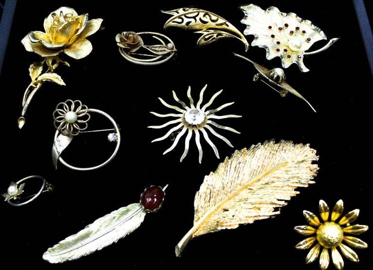 Gold Brooch Collection. Newer and Vintage. - Bunting Online Auctions