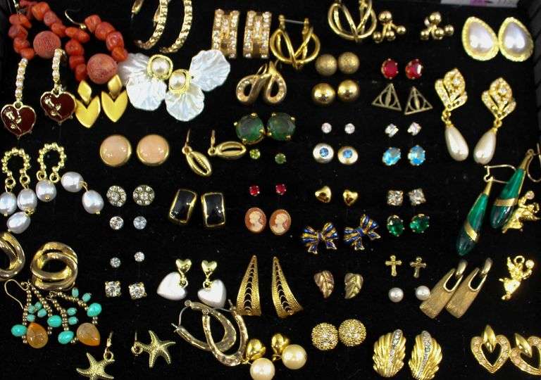 Gold Earring Collection - All pierced earrings. - Bunting Online Auctions