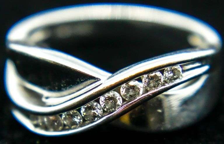 14 KT white Gold Diamond Ring, nine diamonds (tested), size 8 ...
