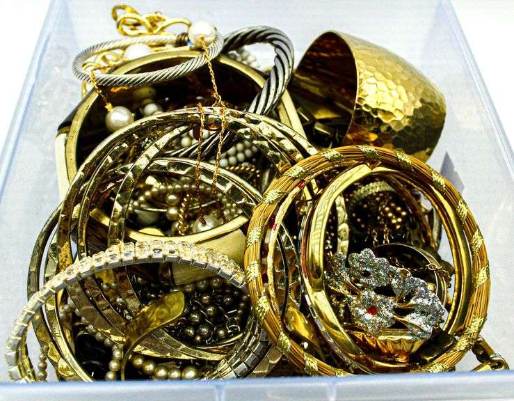 Gold and silver Jewelry and jewelry parts. - Bunting Online Auctions