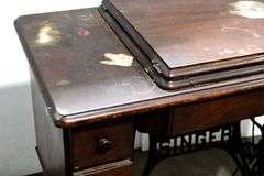 Beautiful Singer Model 27 Lockstitch Treadle Sewing Machine Produced by ...