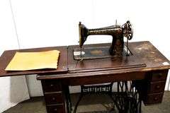 Beautiful Singer Model 27 Lockstitch Treadle Sewing Machine Produced by ...