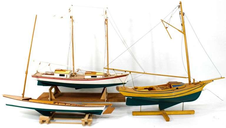 Sailboat & Traditional Flat Bottomed Model Workboat Used in the ...