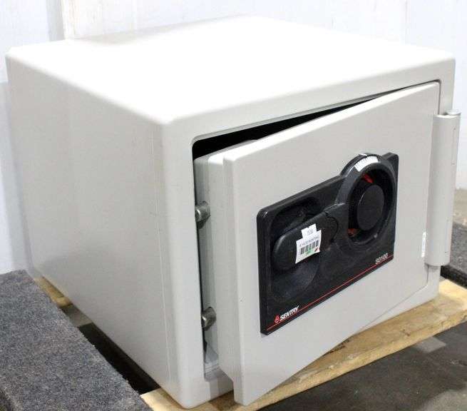 Sentry S0100 Class 350-1HR Combination Safe Box - Bunting Online Auctions