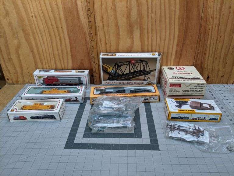 Trains. HO. Bachmann Santa Fe Diesel, Life-Like 8391 Locomotive, Cars ...