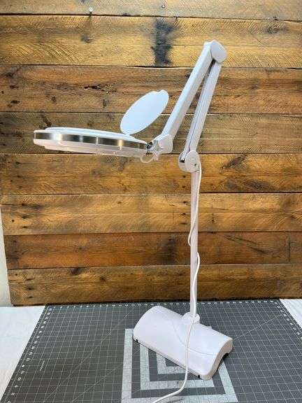 Articulating Magnifying Glass with Working Light - Bid On Estates ...