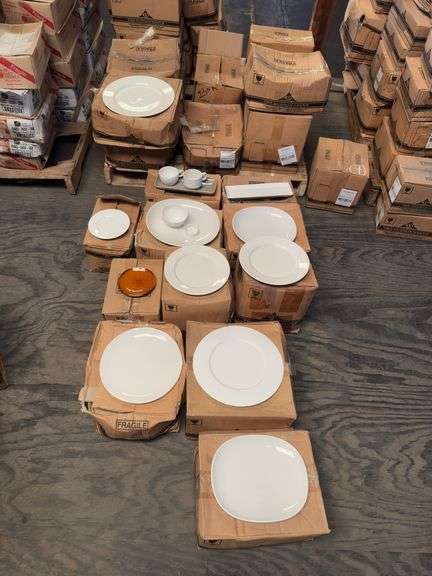 Dudson plates, trays, teacups, cups - Bonnette Auctions