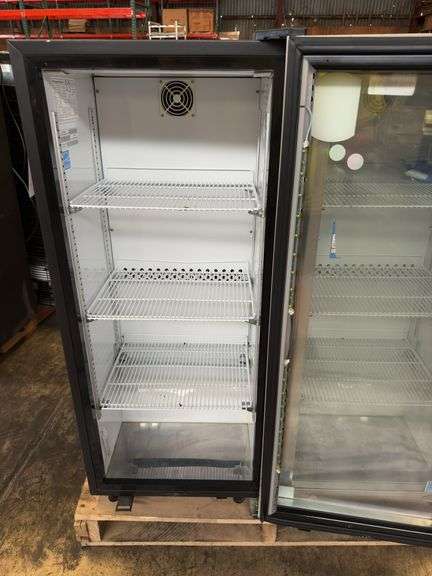 IDW Display Fridge - Bonnette Auctions