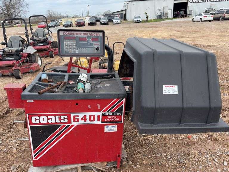 Coats Tire mounting and balancing machine - Bonnette Auctions