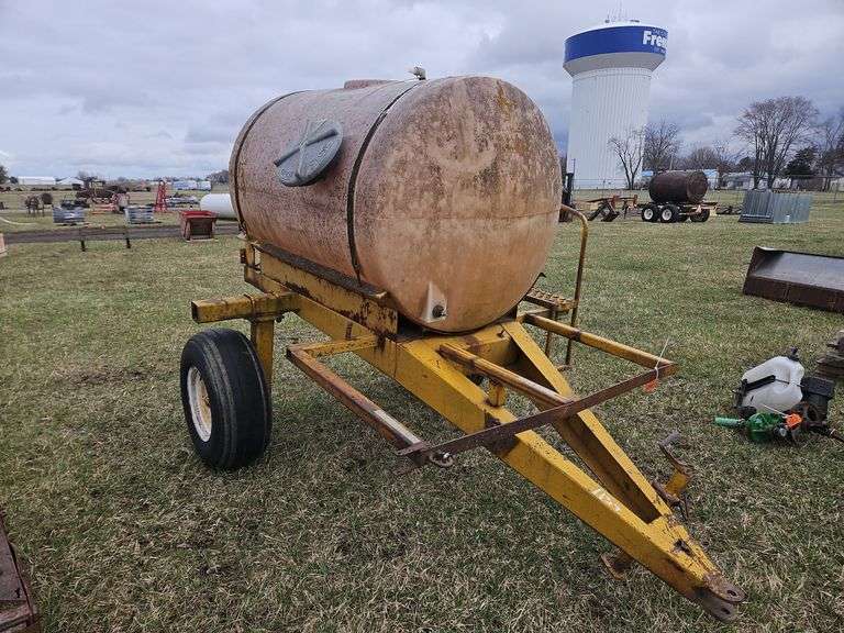 7902 - TRAILER W/400 GALLON POLY TANK - Bonnigson & Associates