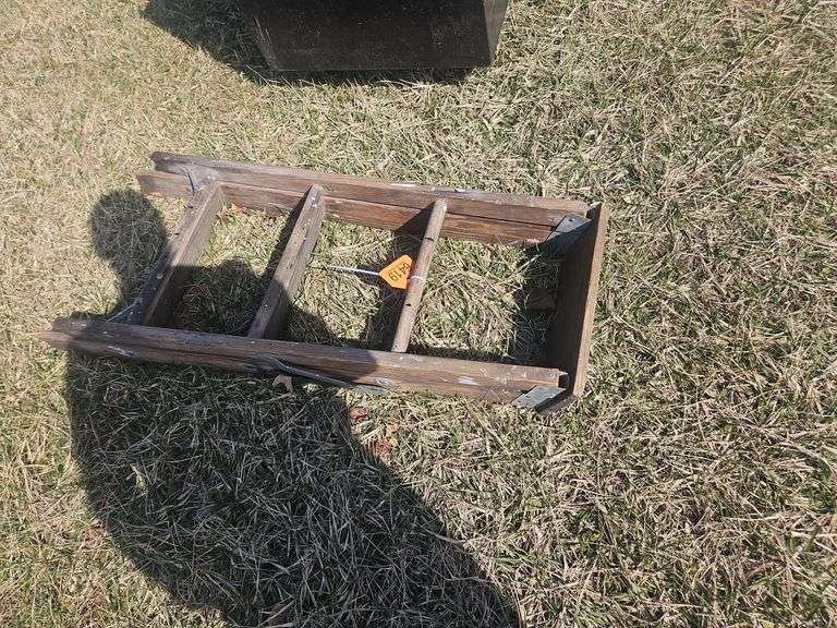 6419 - WOODEN STEP LADDER 4FT - Bonnigson & Associates